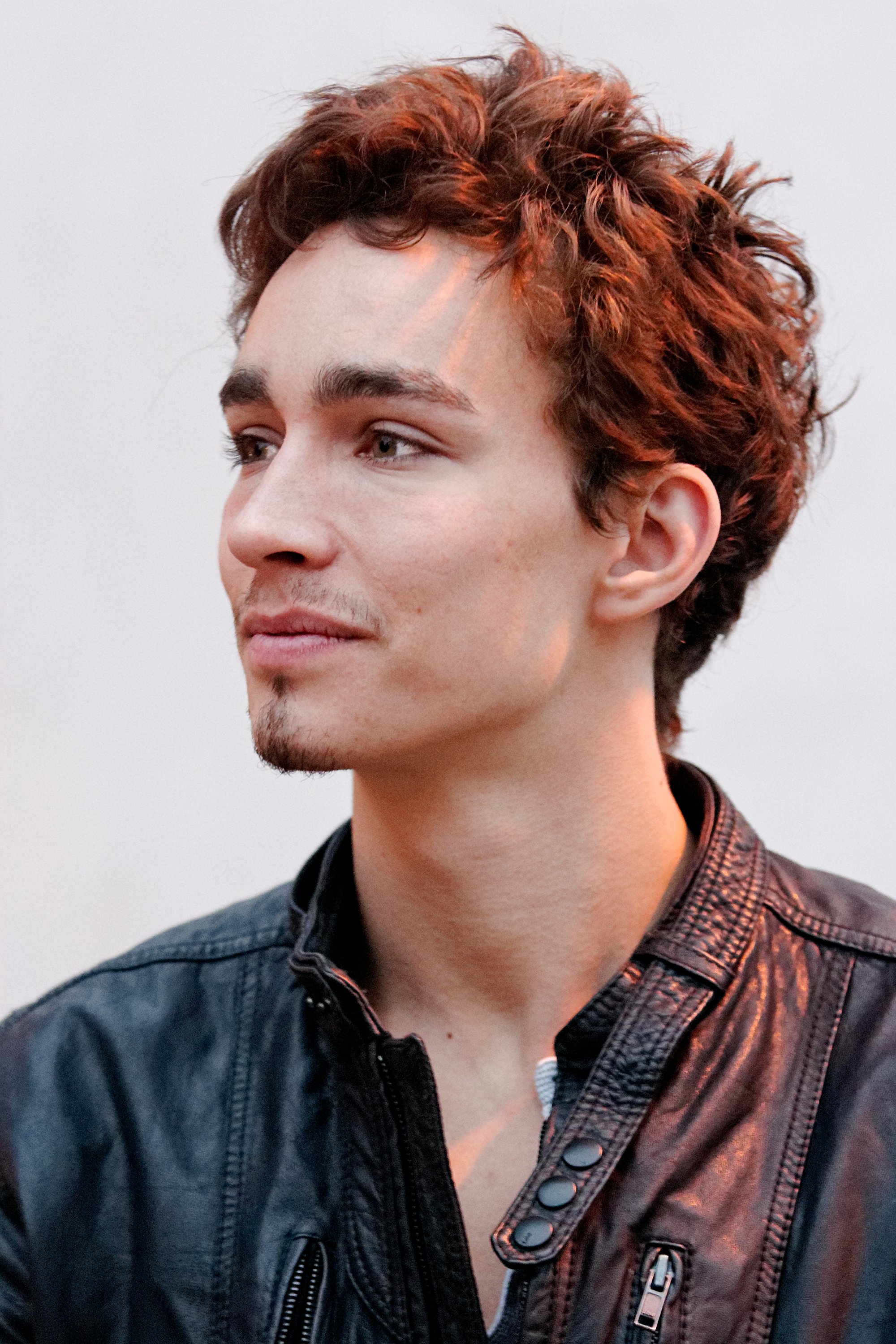 Robert Michael Sheehan | Filmek, képek, díjak | Személyiség adatlap ...