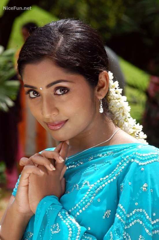 Navya Nair | Filmek, képek, díjak | Személyiség adatlap | Mafab.hu